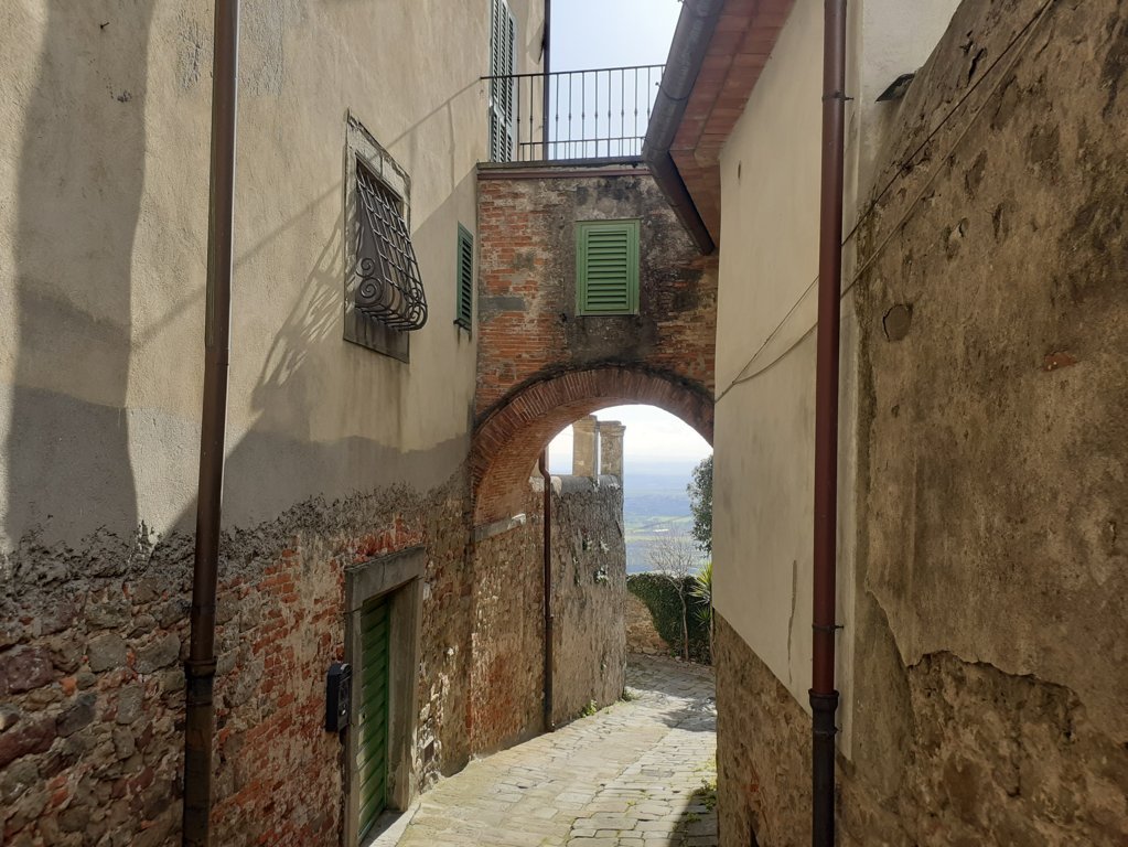 I borghi del Montalbano: tracce di Medioevo tra oliveti e colline ...