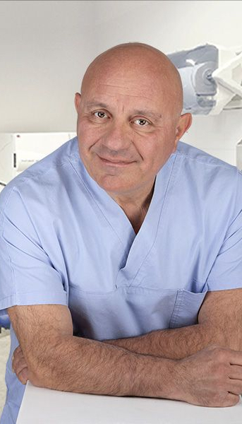 Infermiere, per caso in farmacia, salva un turista russo in shock ...
