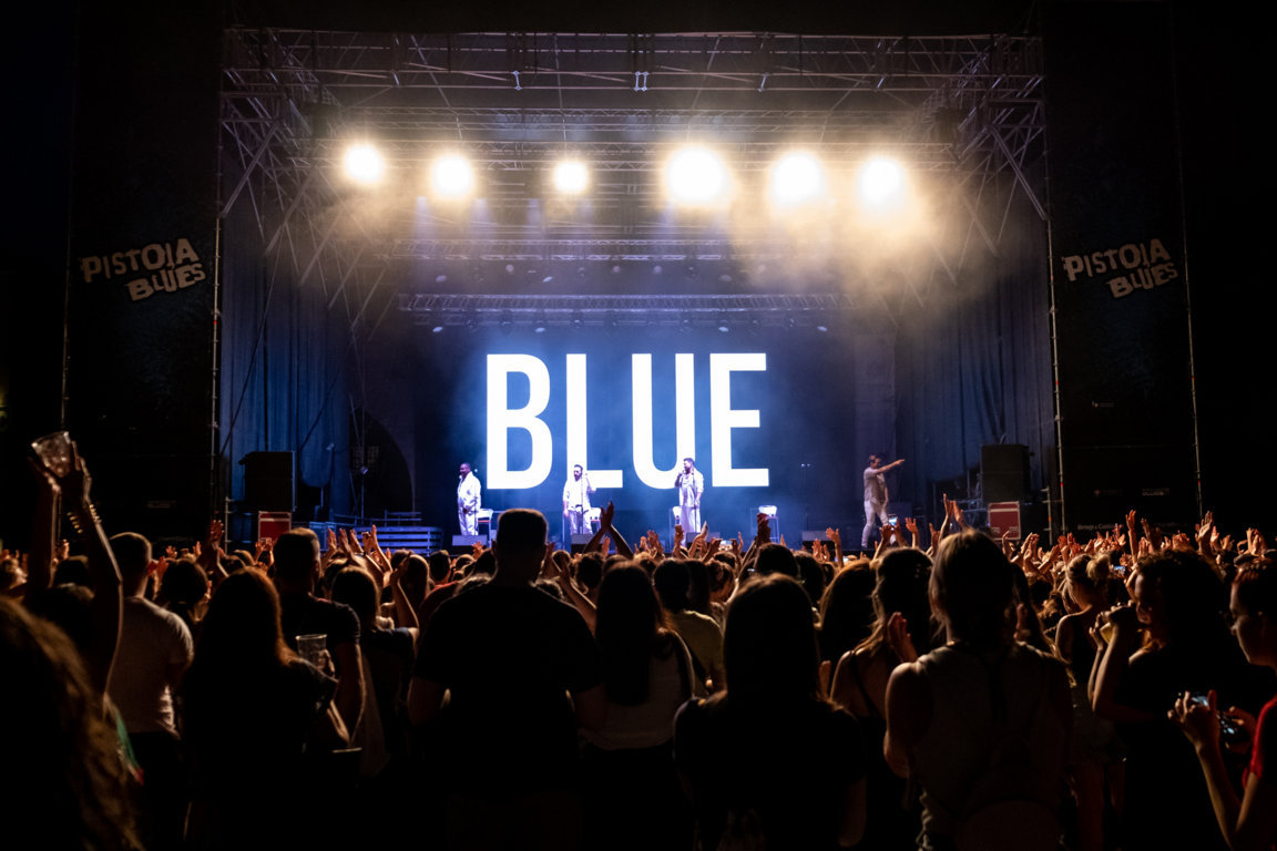 "A chi mi dice" risuona in piazza Duomo: i Blue segnano un viaggio nel ...