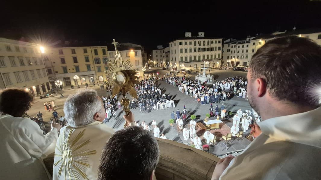 Mille persone in centro storico per la messa e la processione del ...