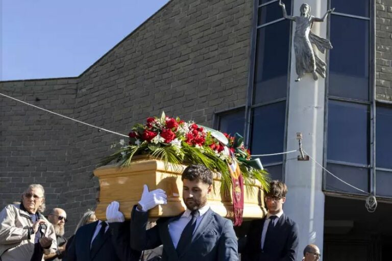 Folla per l'ultimo saluto all'autista ucciso, 'lo sport è altro ...