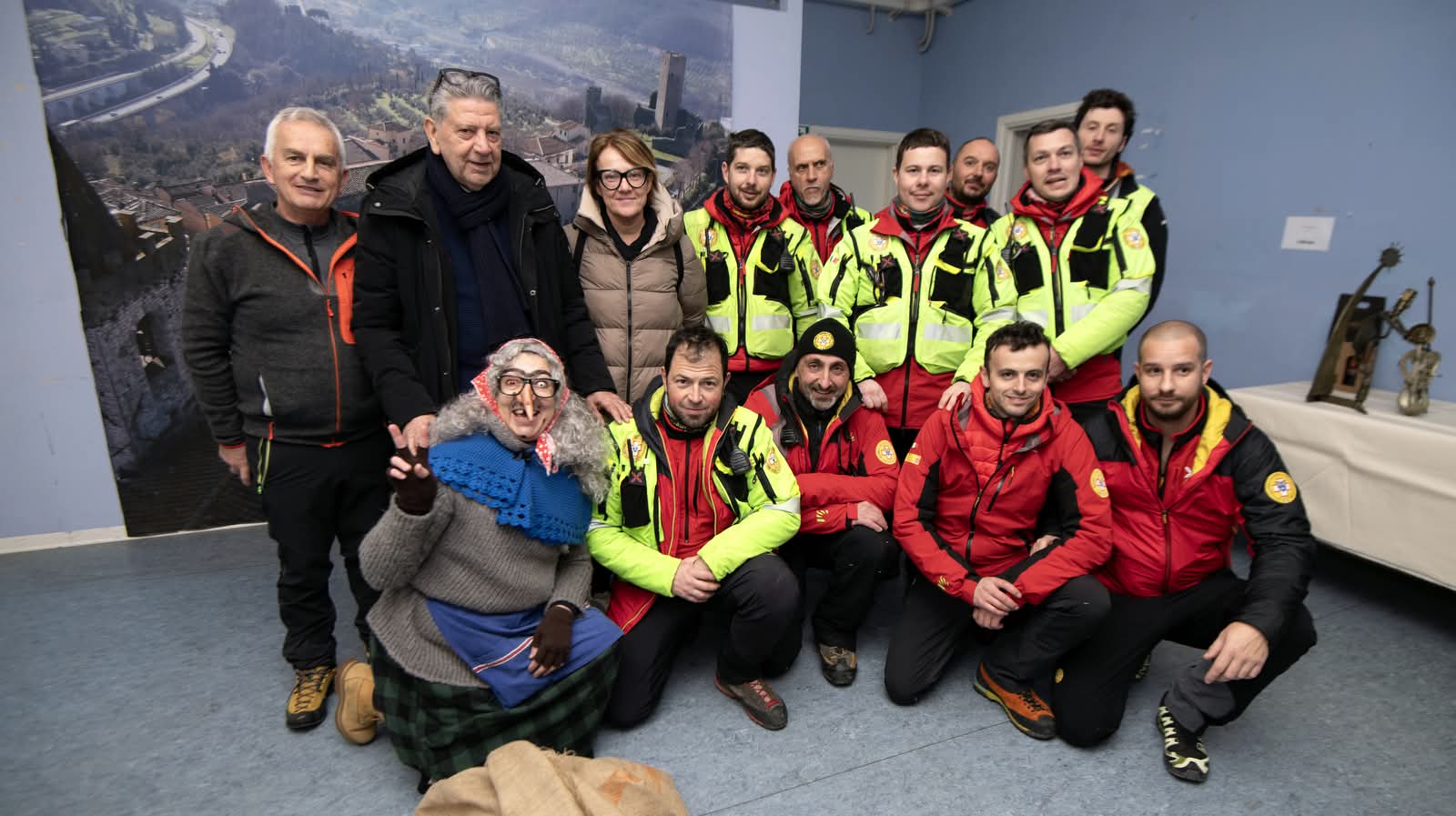Serravalle, la discesa della Befana dalla Torre del Barbarossa conclude ...